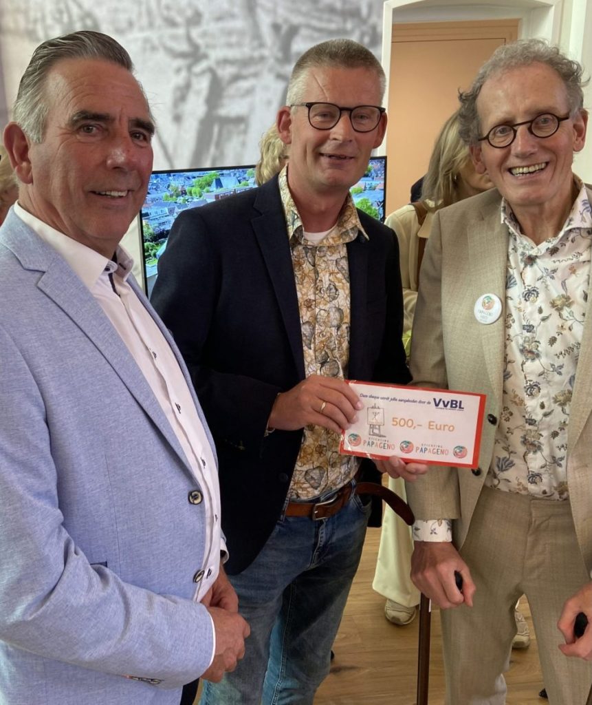 Aanbieden cheque van 500 Euro aan Papageno Huis Fryslân. - VVBL